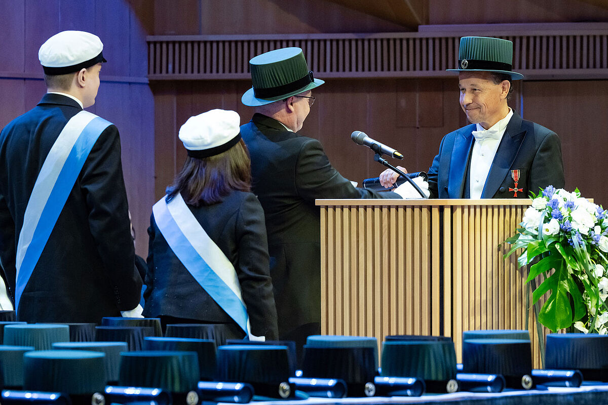 DZNE 2025 > Christian Haass erhält Ehrendoktor der University of ...